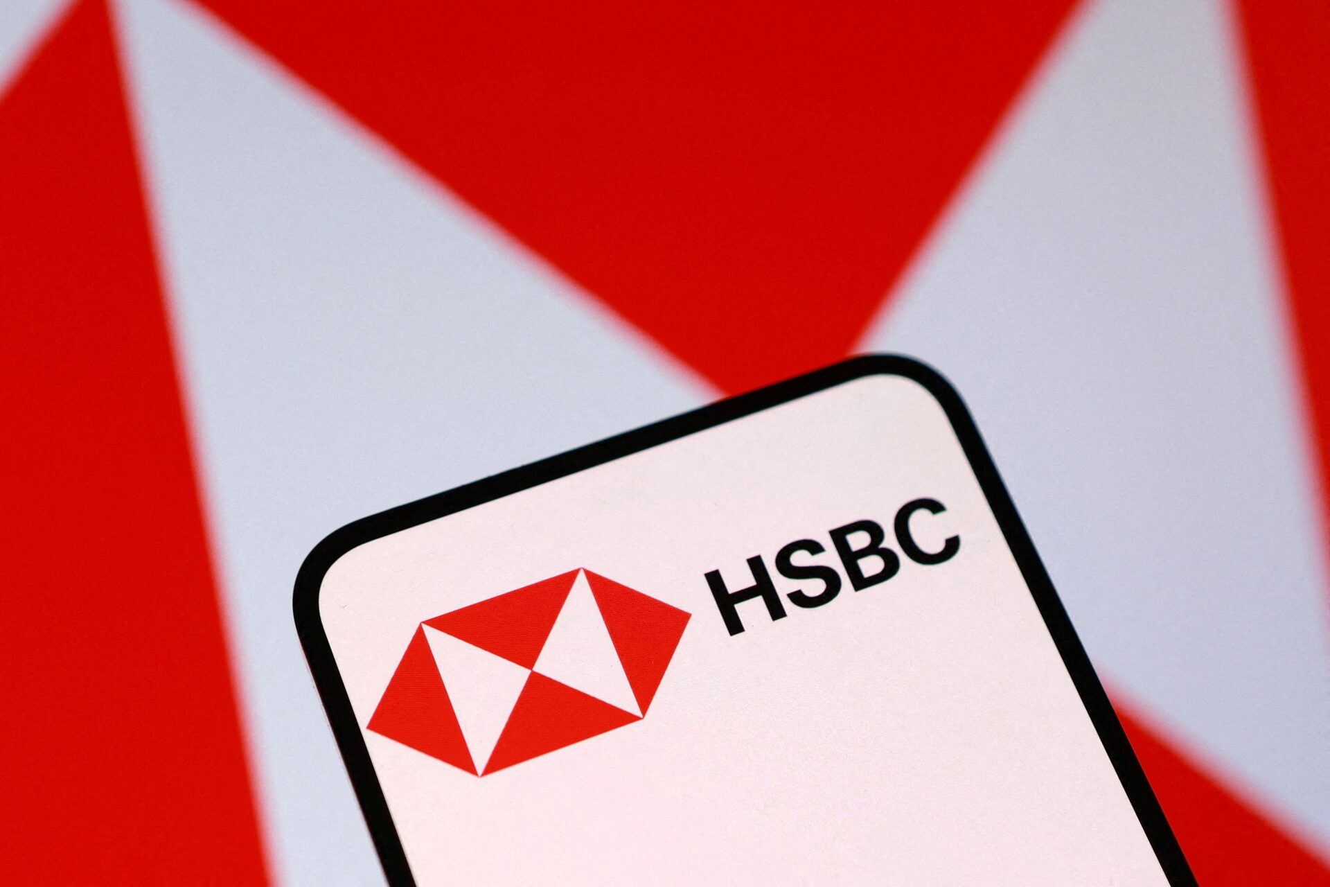 HSBC, 유입되는 부(富) 자금 겨냥해 UAE 자산운용 사업 출범 - 시보드 뉴스
